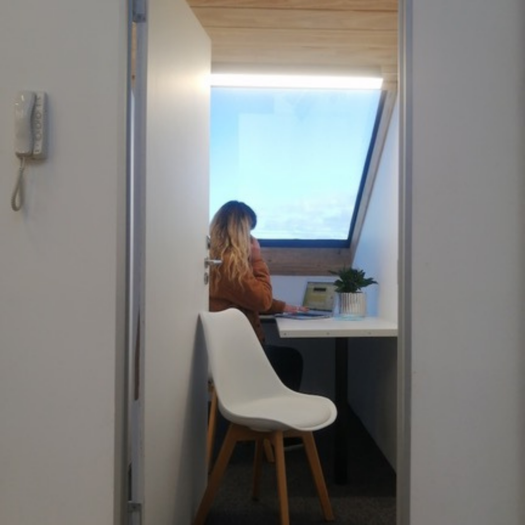 Dedicated desk - WorkWiser collaborative office space